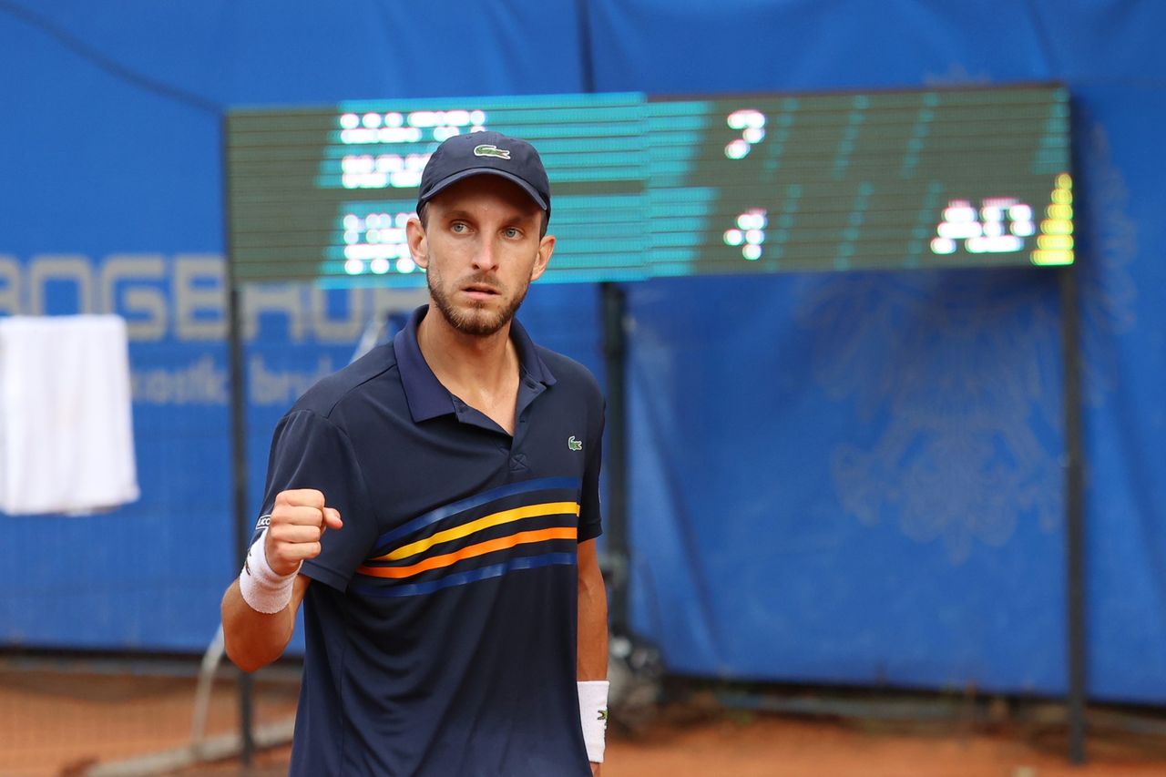 Odkuł się po niepowodzeniu w singlu. Polak powalczy o finał w deblu