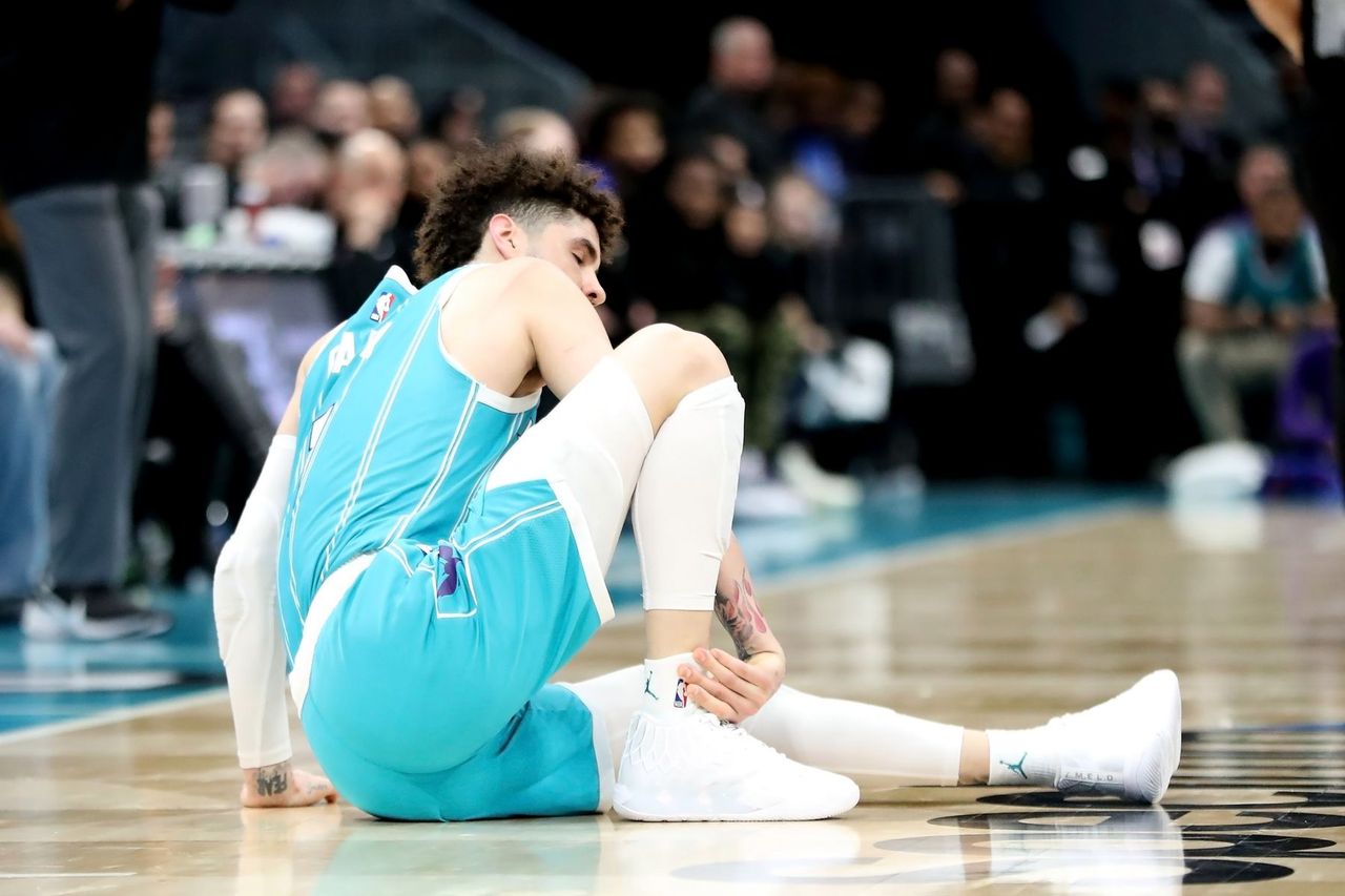 Koszmar 21-letniej gwiazdy NBA. LaMelo Ball doznał poważnej kontuzji Koszmar 21-letniej gwiazdy NBA. LaMelo Ball doznał poważnej kontuzji