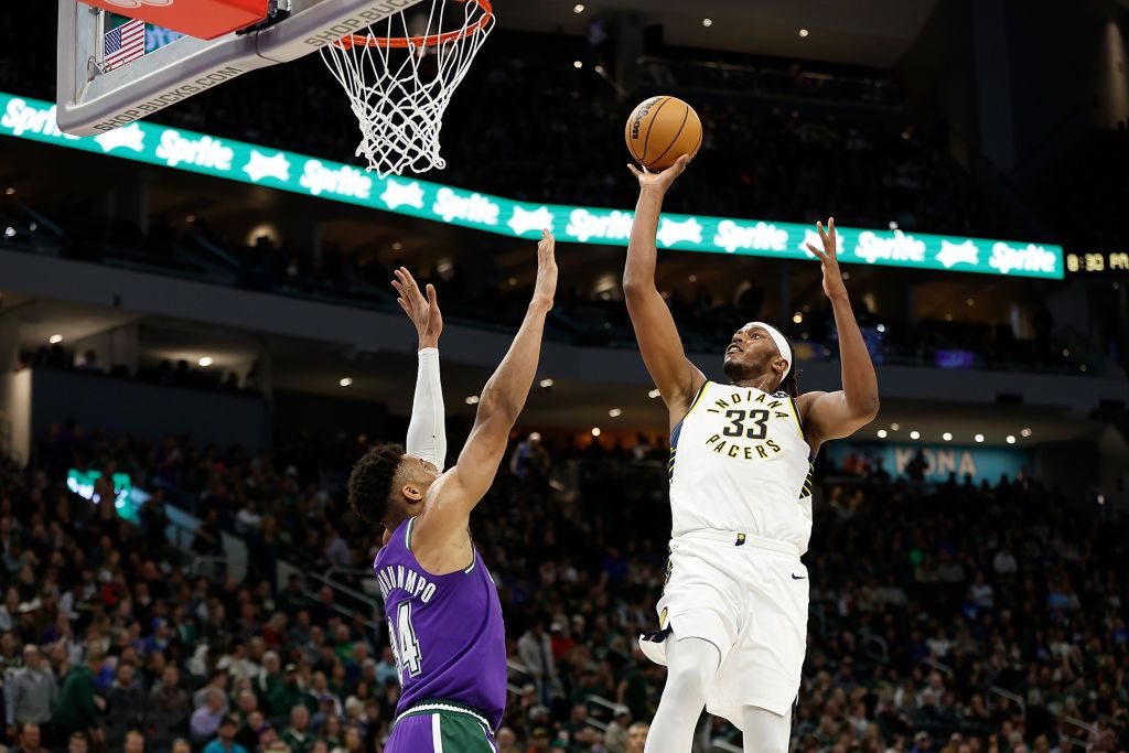 Genialny wsad w NBA! Turner zapakował piłkę do kosza nad samym Antetokounmpo