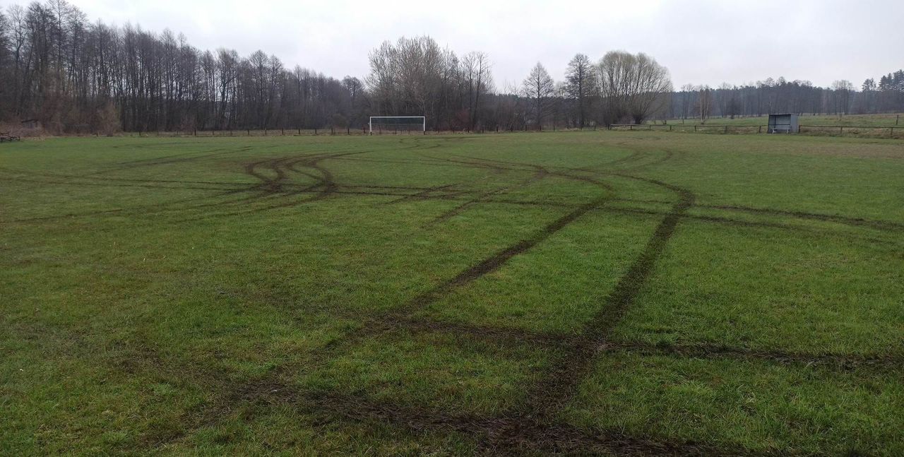 Wandalizm na boisku. Urządzono na nim "plac manewrowy"