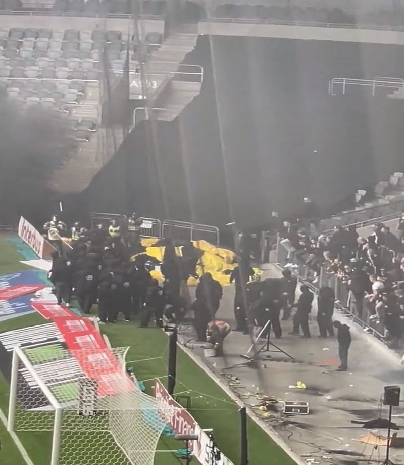 "Dziki chaos". Potężna bijatyka z policją (WIDEO)