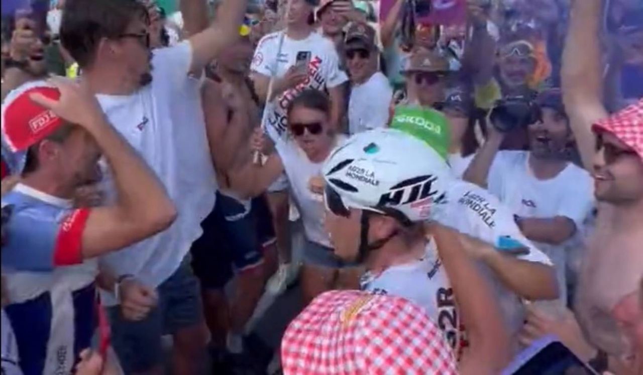 Niesamowite sceny na trasie Tour de France. Co za zachowanie kolarza [WIDEO]
