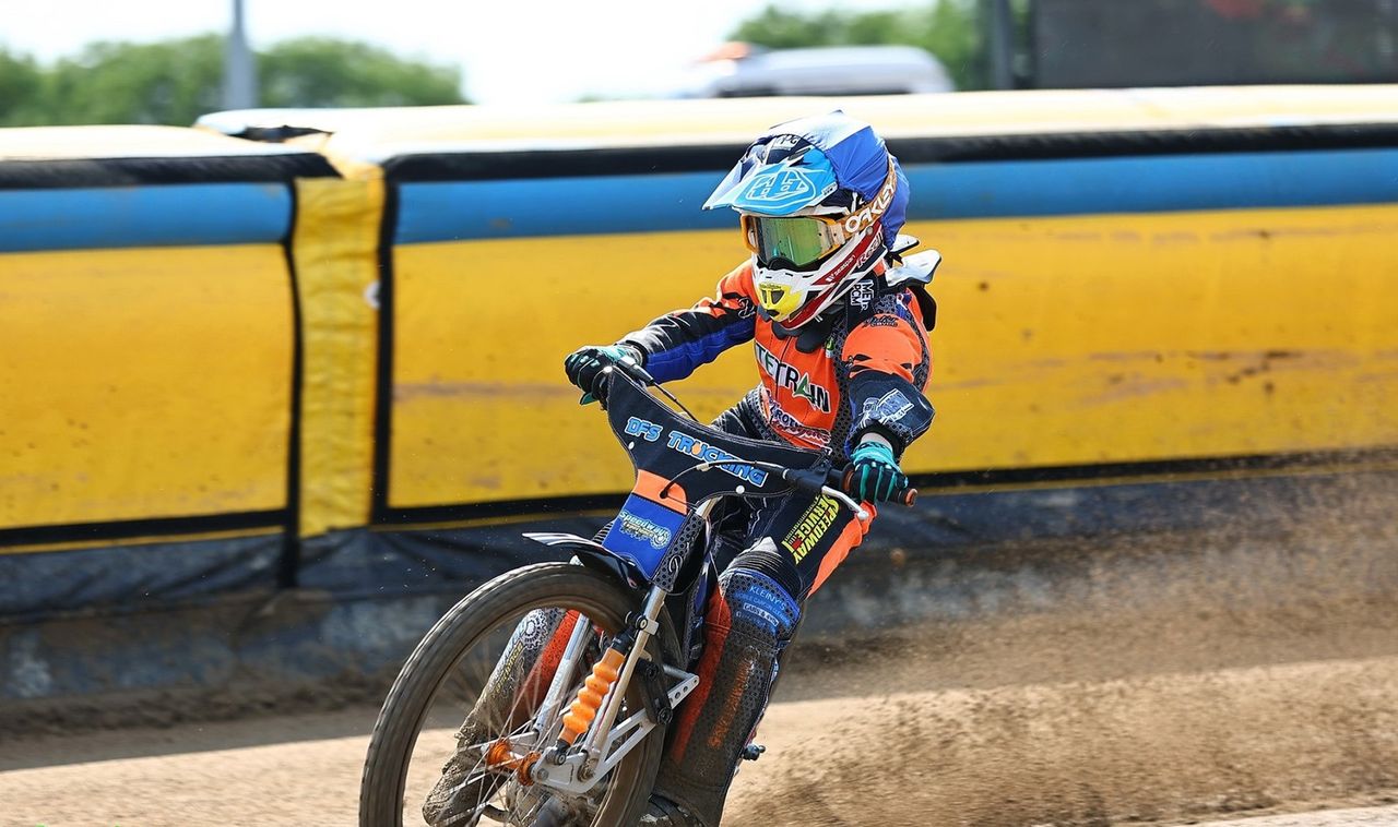 Uczy się żużla od Boyce'a i ojca Holderów. Ma 15 lat i już wzbudza zainteresowanie klubów z Europy