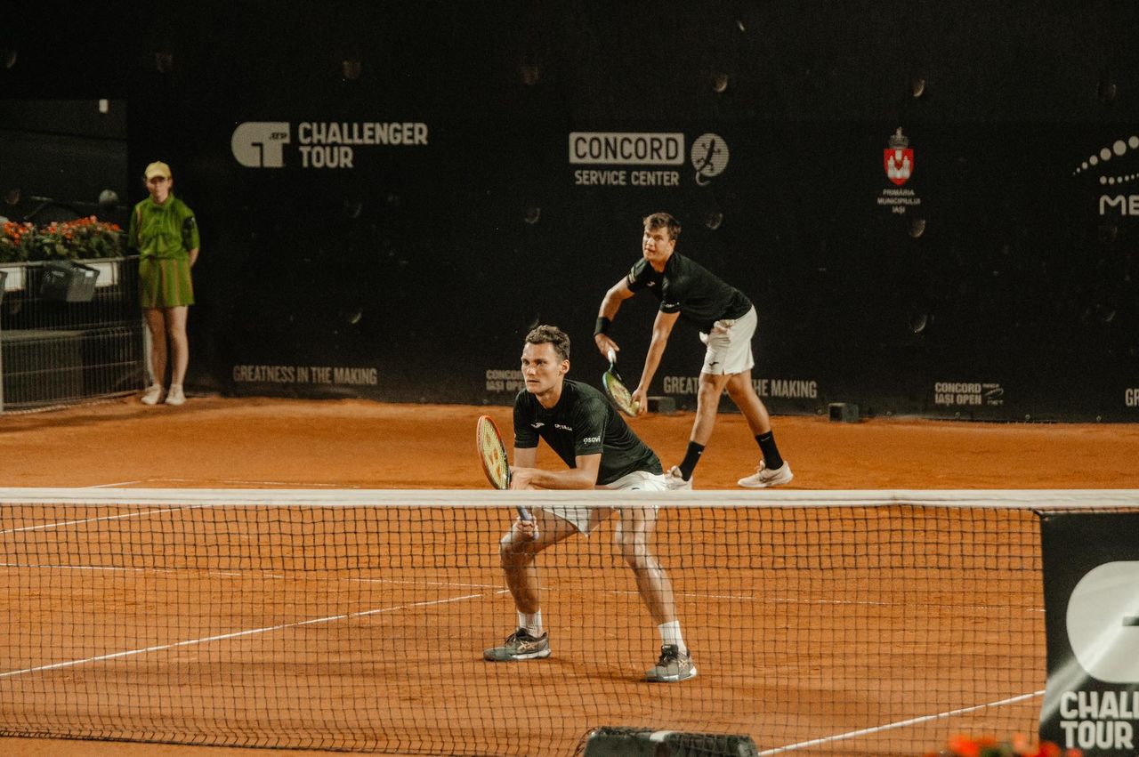 Pojedynek Polaków rozstrzygnięty w dwóch setach