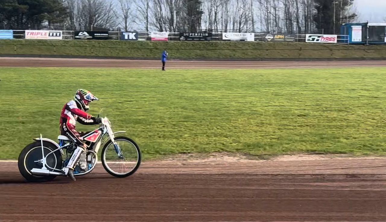 Żużel. Daniel Bewley na silniku legendarnej marki. Koniecznie musisz to ...