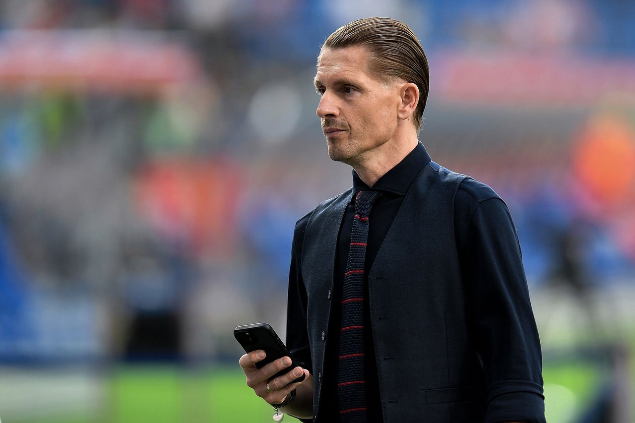Artur Wichniarek zwraca się do selekcjonera. Artur Wichniarek zwraca się do selekcjonera.