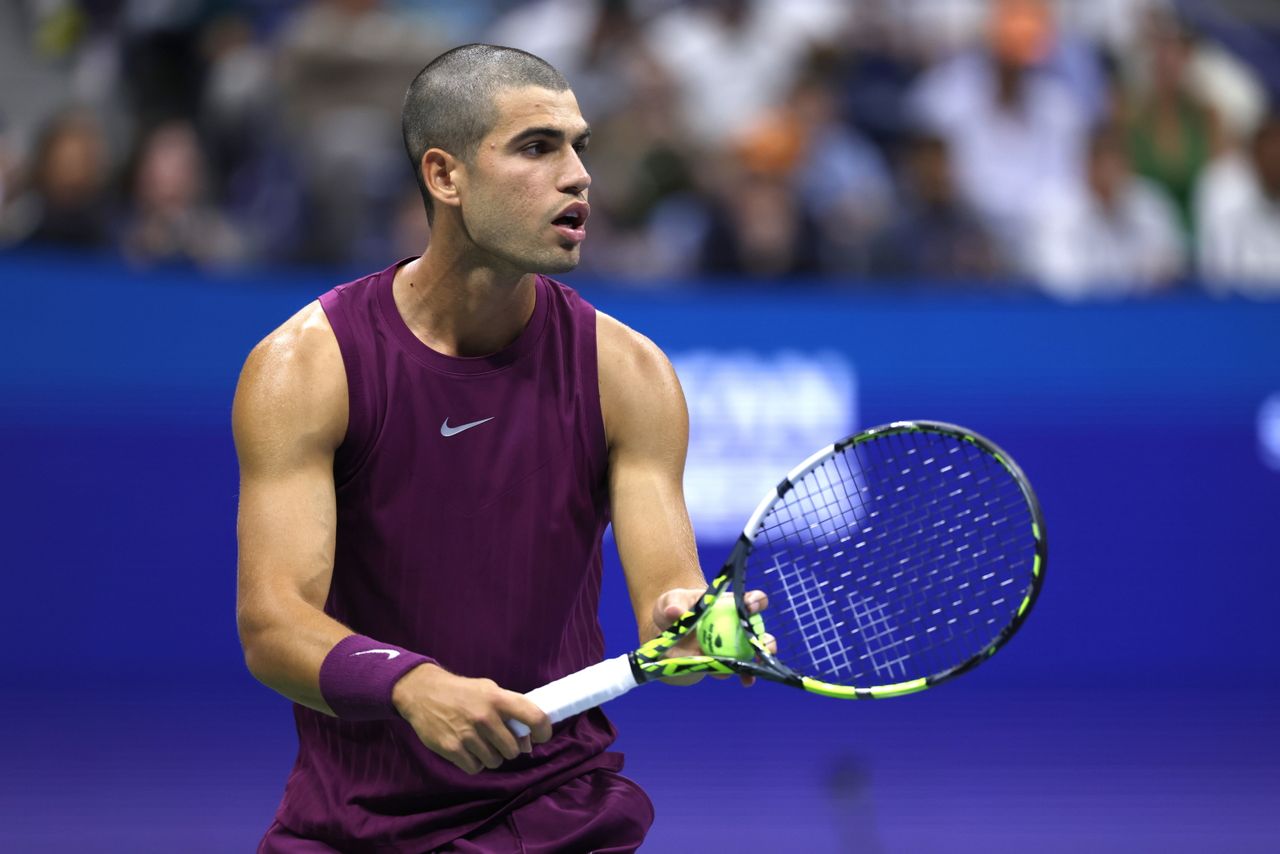 Nowy wizerunek, stary tenis Carlosa Alcaraza. Pewny awans Caspera Ruuda