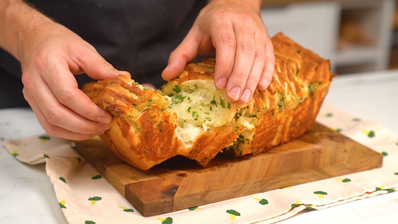 Cheesy Pull Apart Bread A Party Sensation With Roasted Garlic