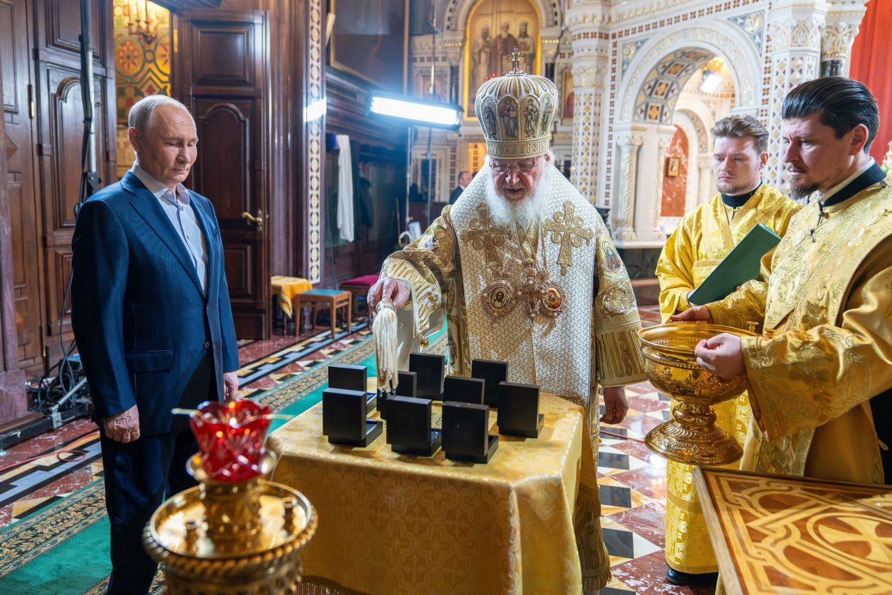 Putin gifts engraved crosses to supporters amid ongoing conflict