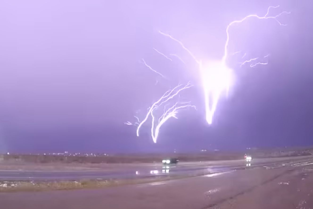 Fotograf uchwycił niezwykły piorun skierowany z dołu do góry