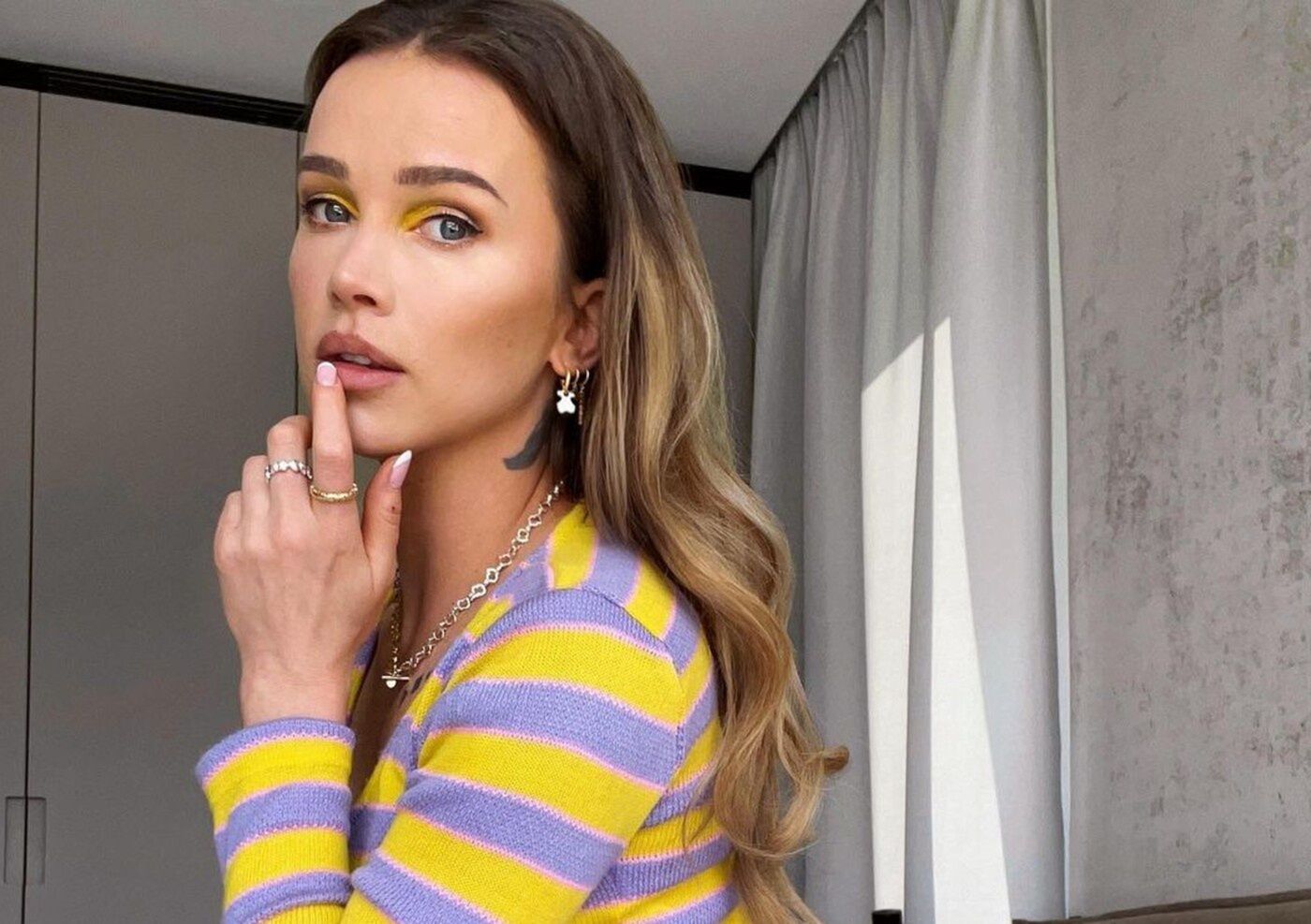 Modny tatuaż za uchem – wzory, ceny i jego zalety