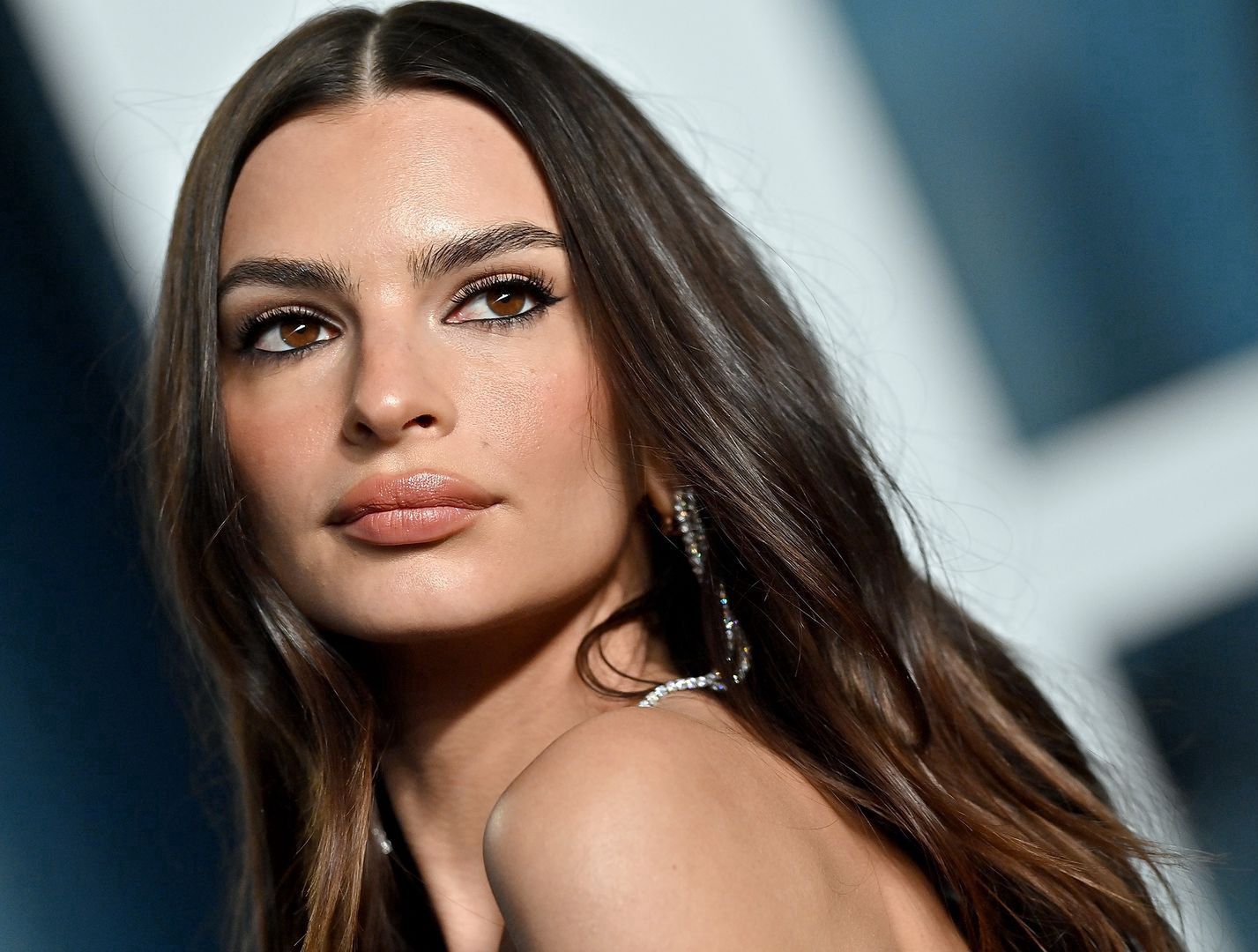 Założyła kwiat zamiast bluzki. Emily Ratajkowski zrobiła furorę na ...