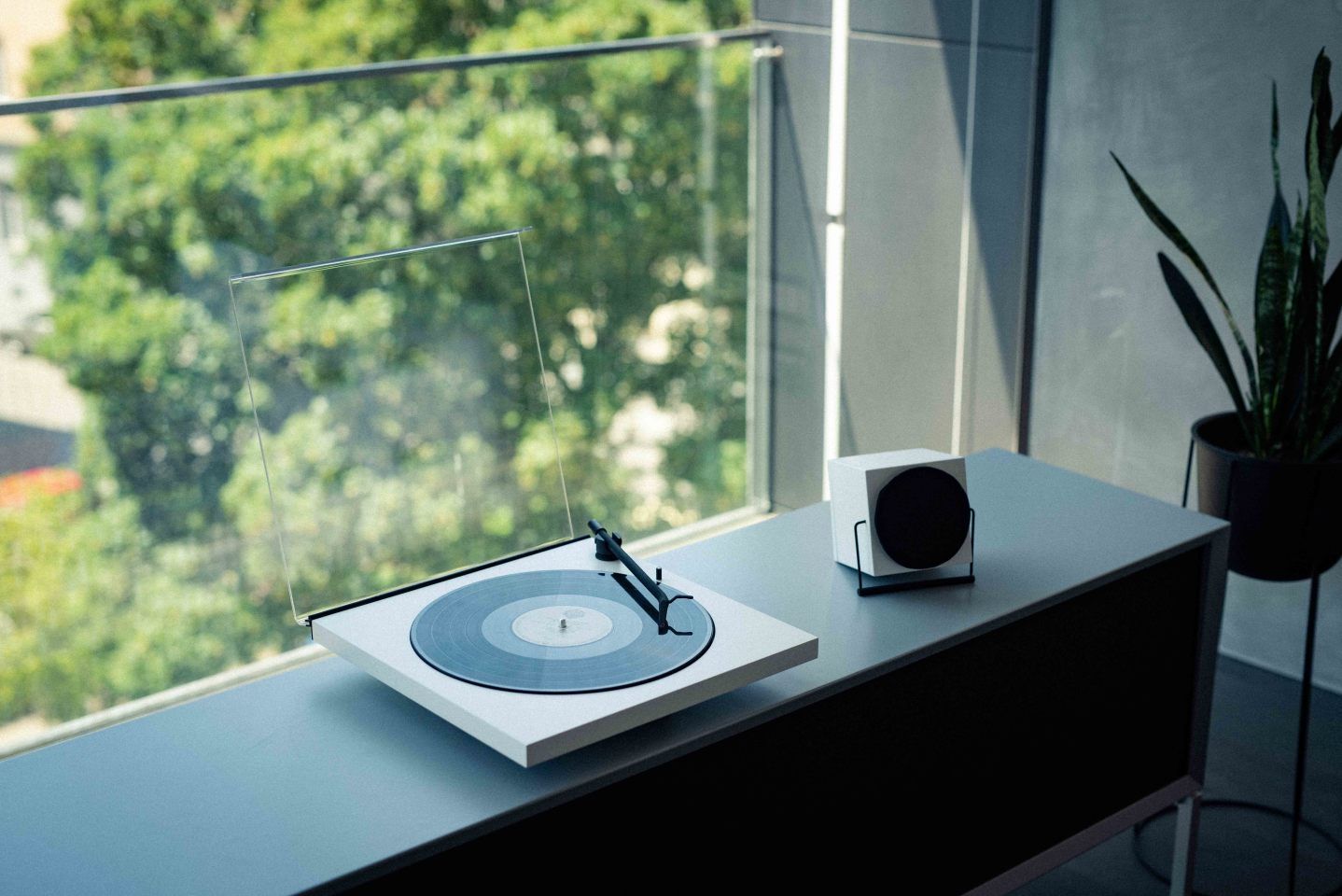 Minimalistyczny gramofon dla wielbicieli dobrego brzmienia i jeszcze ...