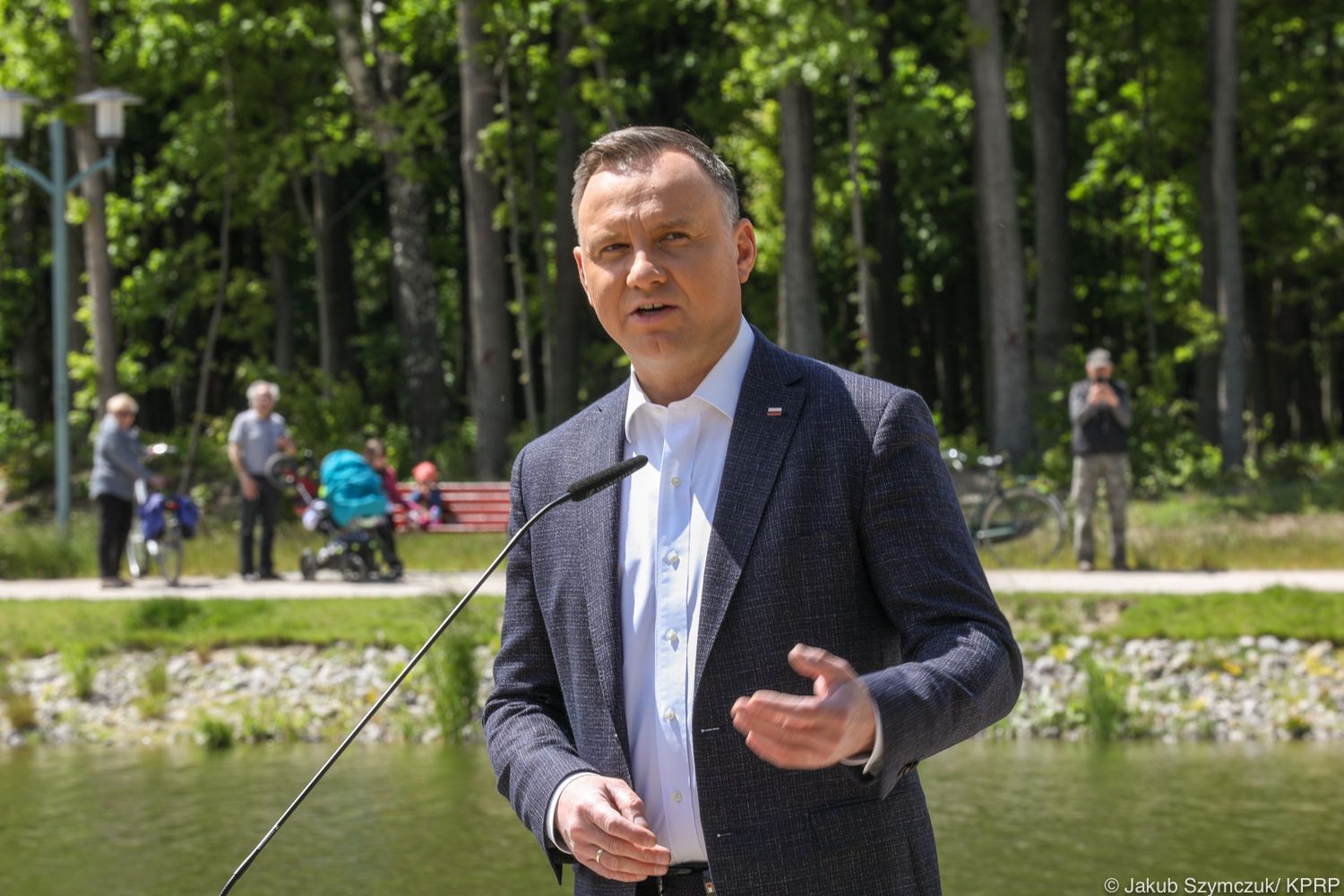 Andrzej Duda obiecał. Program oczko wodne plus ma haczyk. Część osób bez dotacji