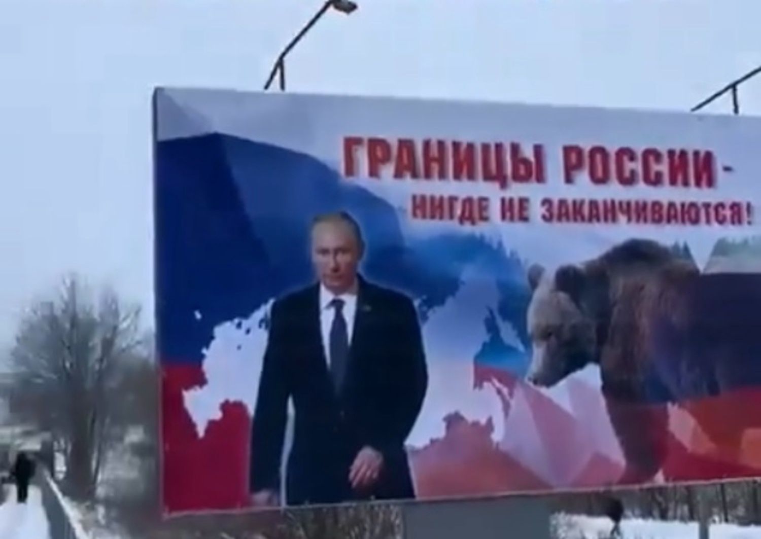 Russian provocation: Banner featuring Putin appears at the border
