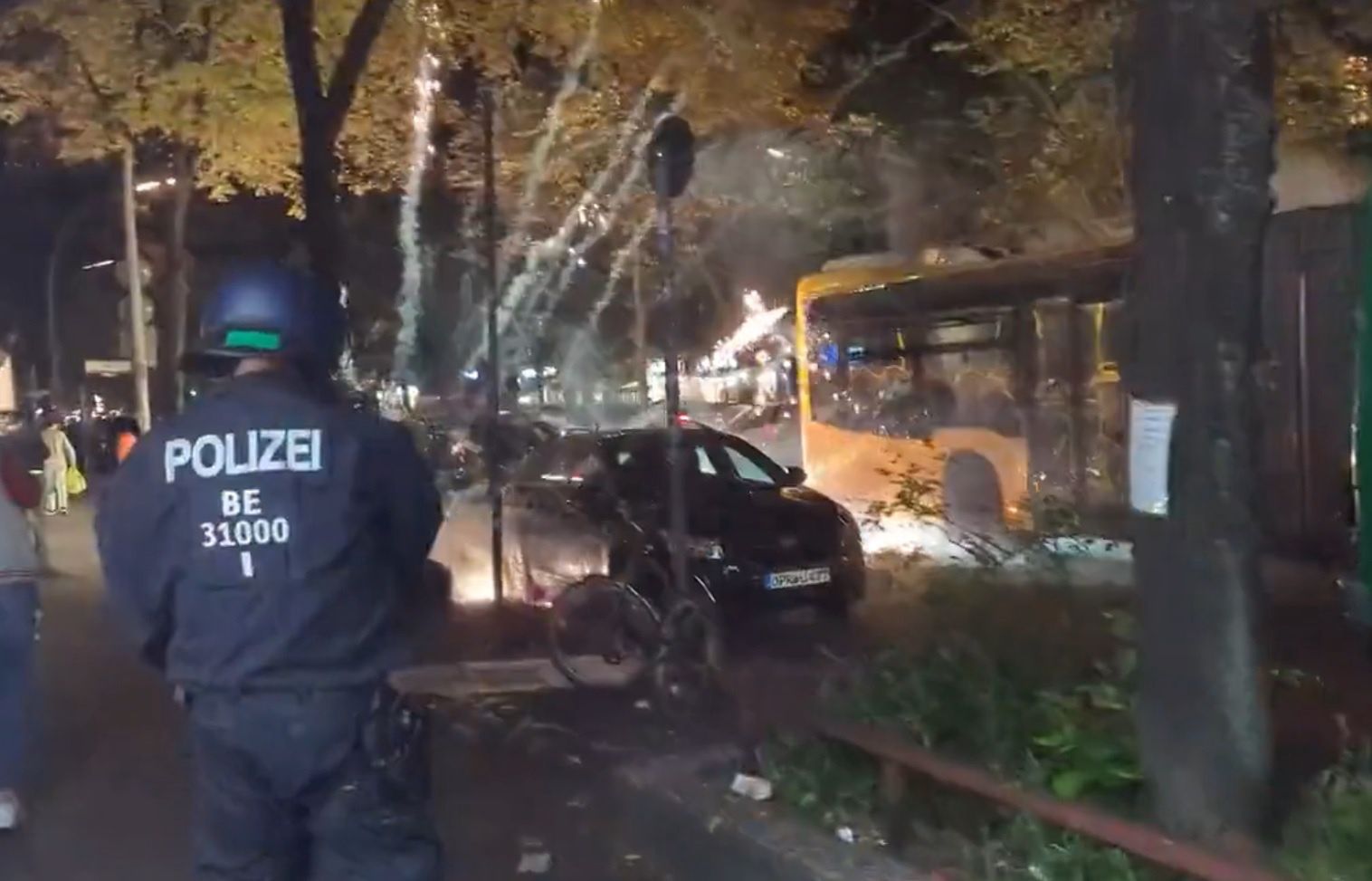 Fire in the streets of Berlin. Hamas supporters transported to the ...