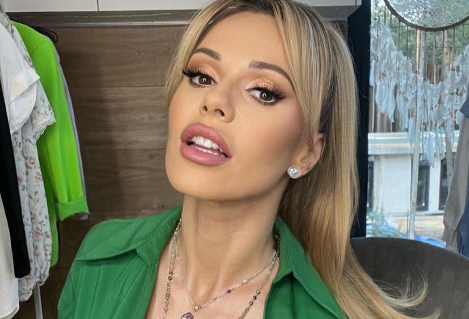 Doda przyszła na targ w mini. Trudno było jej nie zauważyć