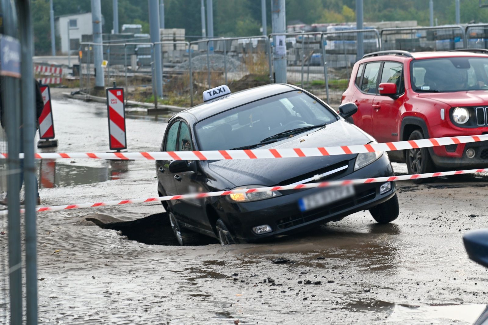 Utrudnienia w Szczecinie. Po awarii wodociągowej zapadła się droga pod ...