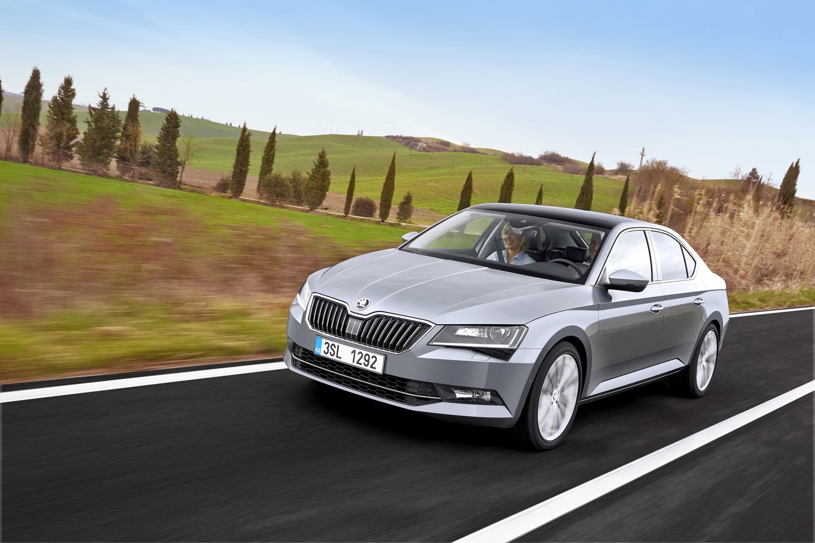 Nowa Škoda Superb (2015) na zestawie świeżych zdjęć