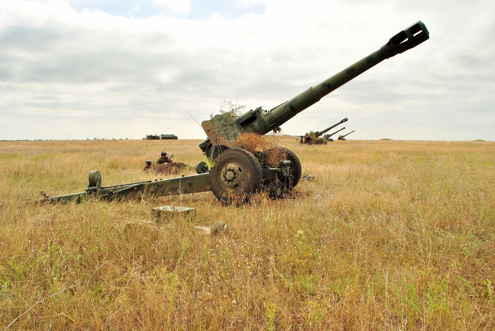 Ukrainian volunteers craft impeccable D-20 howitzer decoy to outsmart ...
