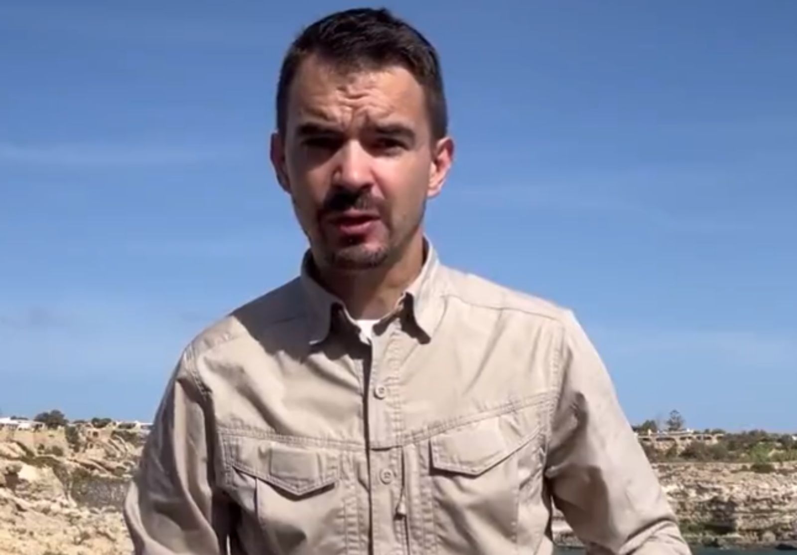 Kolejny reporter "Wiadomości" zwolniony. Kamil Trzaska pożegnał się z TVP