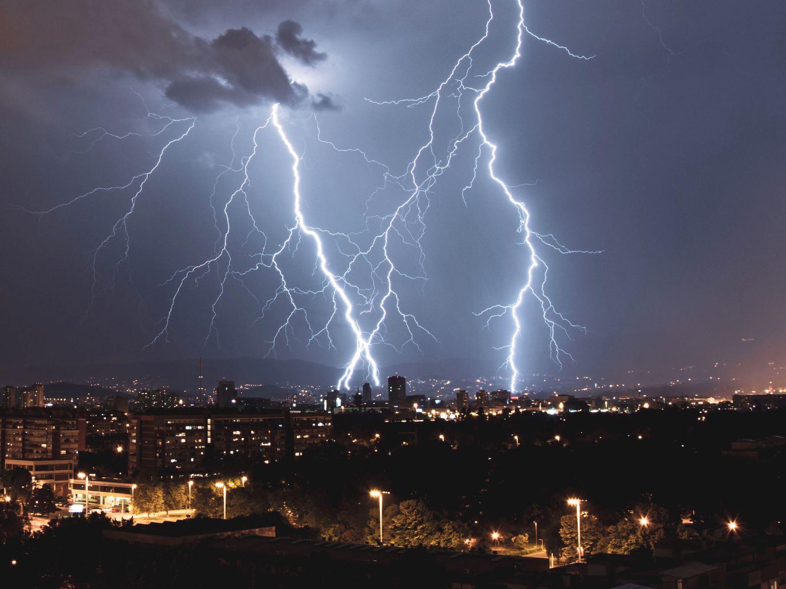 Jak zachować się w czasie burzy? O tych zasadach trzeba pamiętać