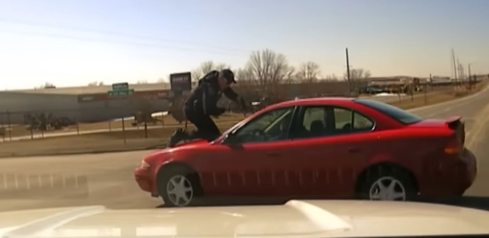 Szalona ucieczka przed policją. Na dachu wisiał funkcjonariusz ...