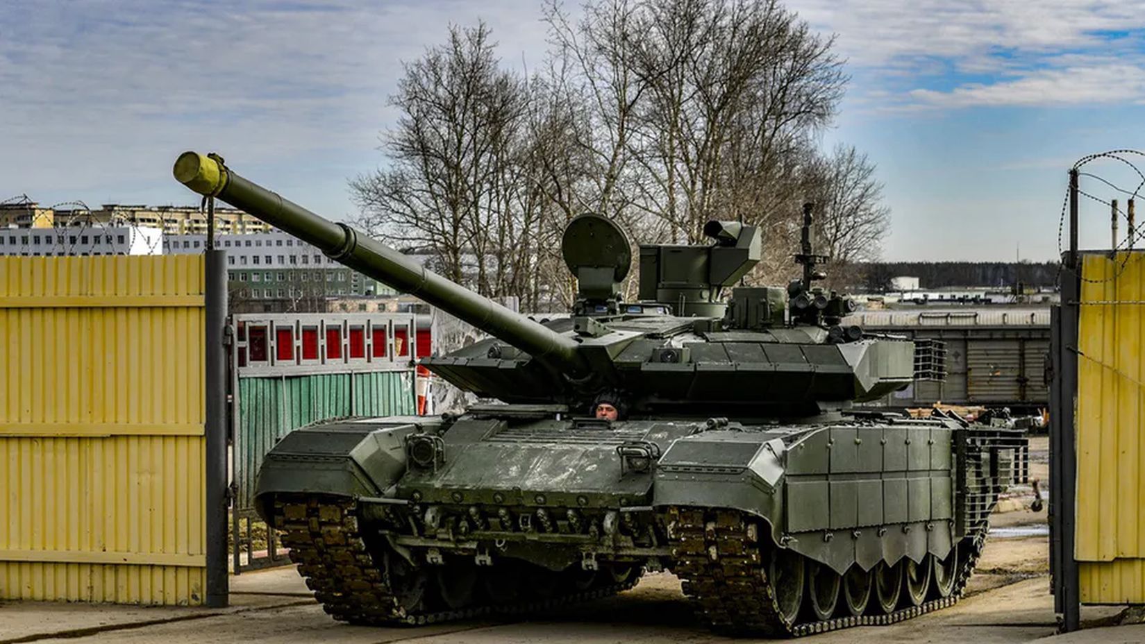 Russian T-90M flaws exposed: bricks as fake armour blocks