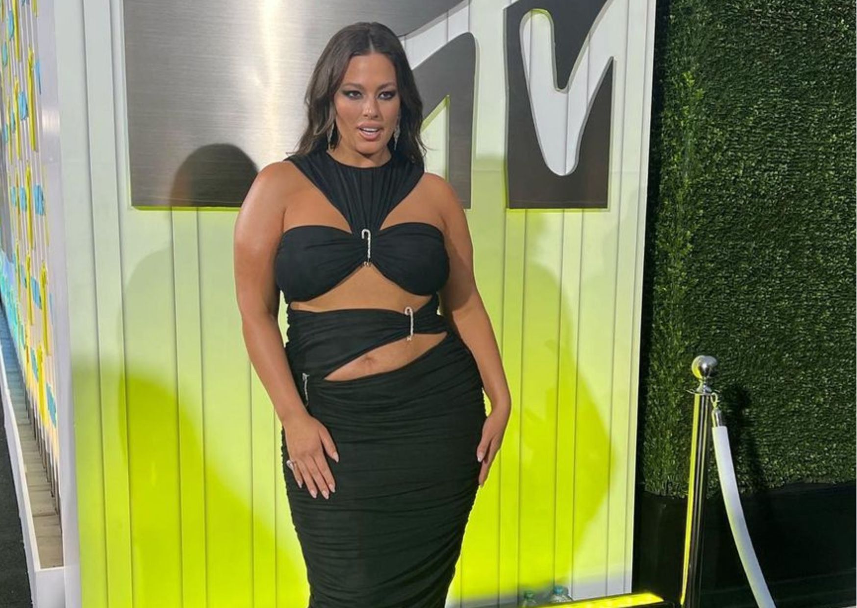 Ashley Graham odsłania ciało po ciąży. Fani zachwyceni