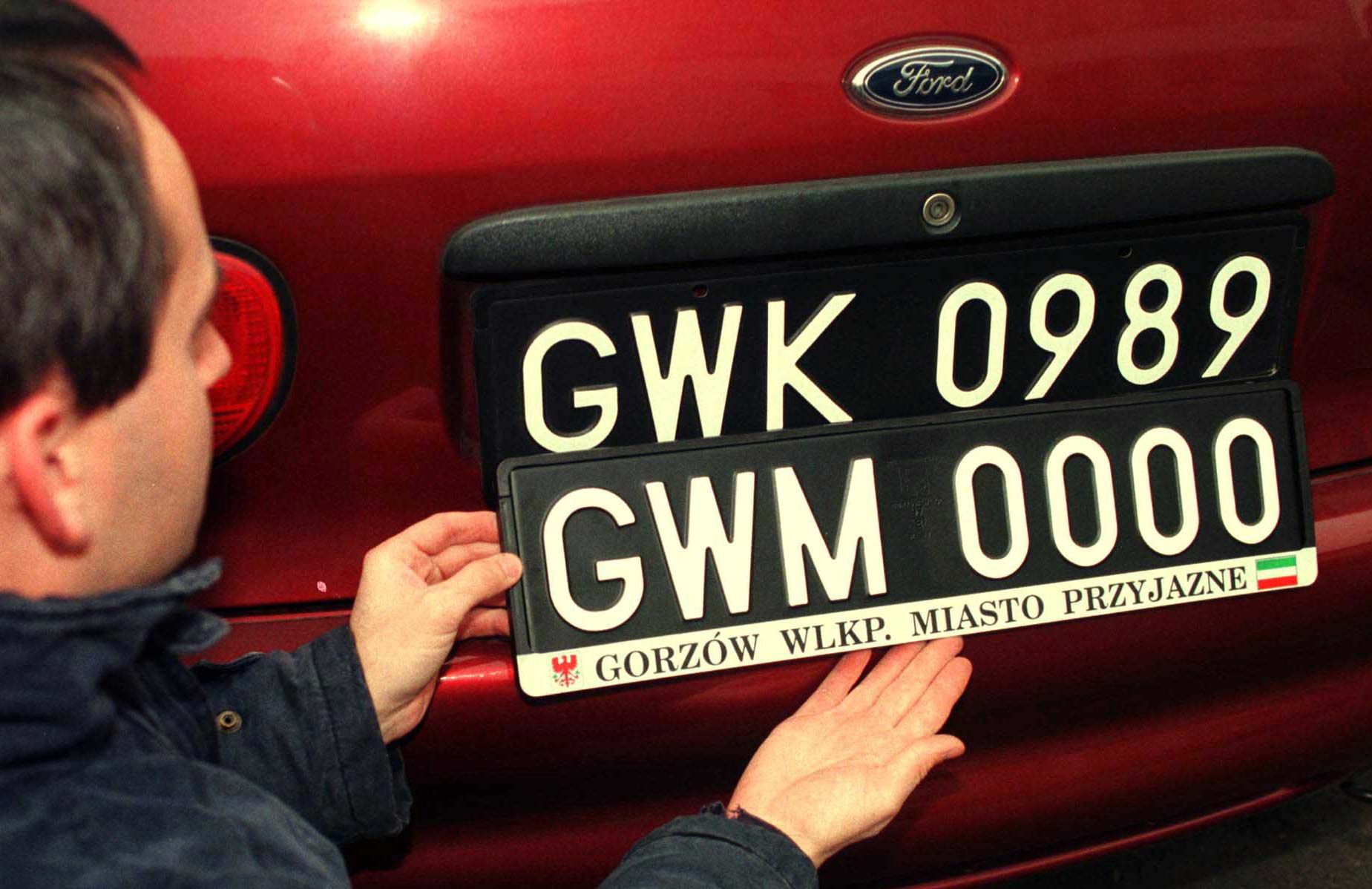 Nowe przepisy dla właścicieli aut w Polsce. Znikną czarne tablice ...