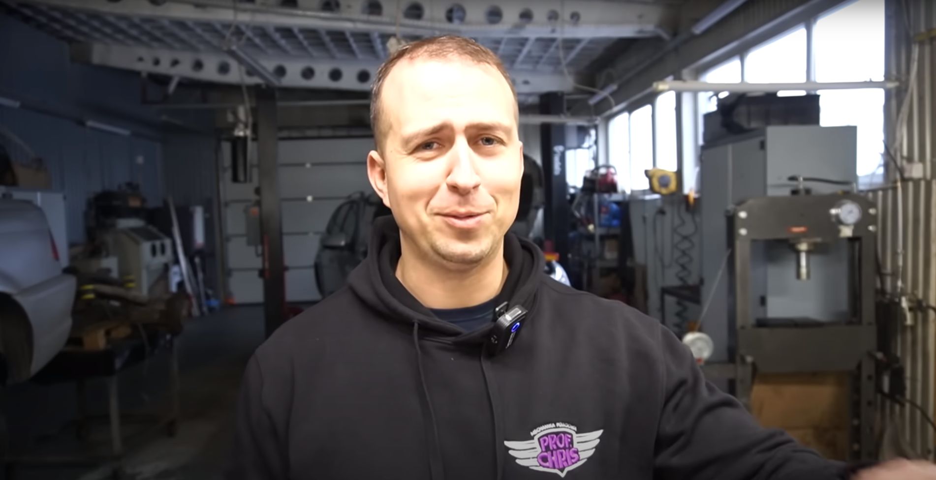 Rozgrzewać na postoju, czy jechać? Znany youtuber porównał dwa sposoby