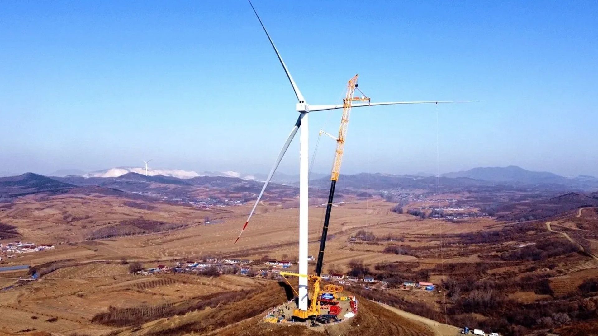 World's largest mobile crane shakes up wind farm operations in China by ...