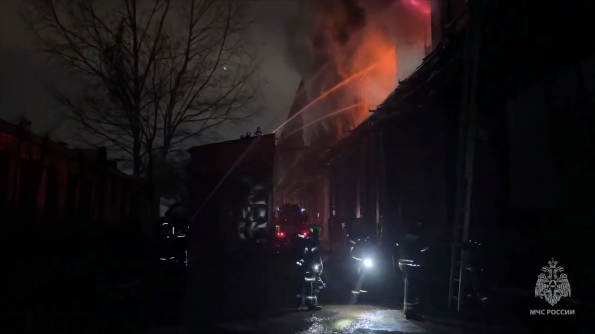 Fire hits former Moscow power plant, hundreds evacuated