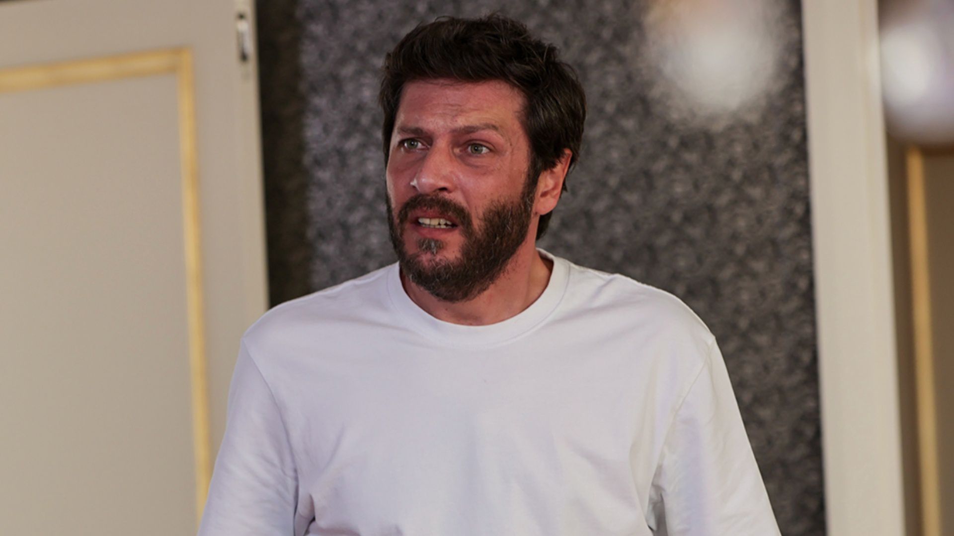 "Zakazany owoc" odcinek 405. Dogan żąda, by Ekin i Kumru mieszkali ...