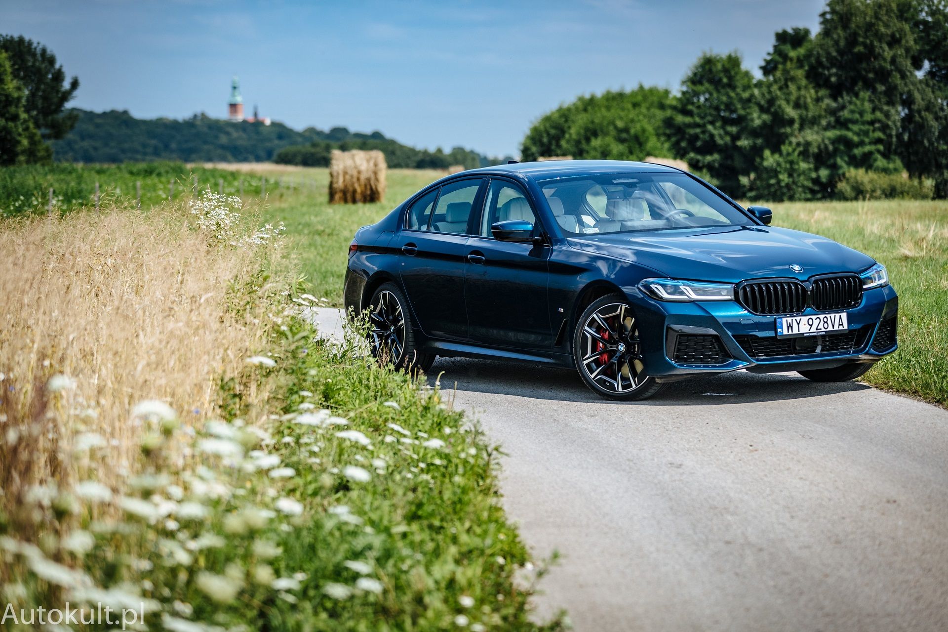 Test: BMW 545e to rzędowa szóstka pod przykrywką. Tak plug-iny mogą ...