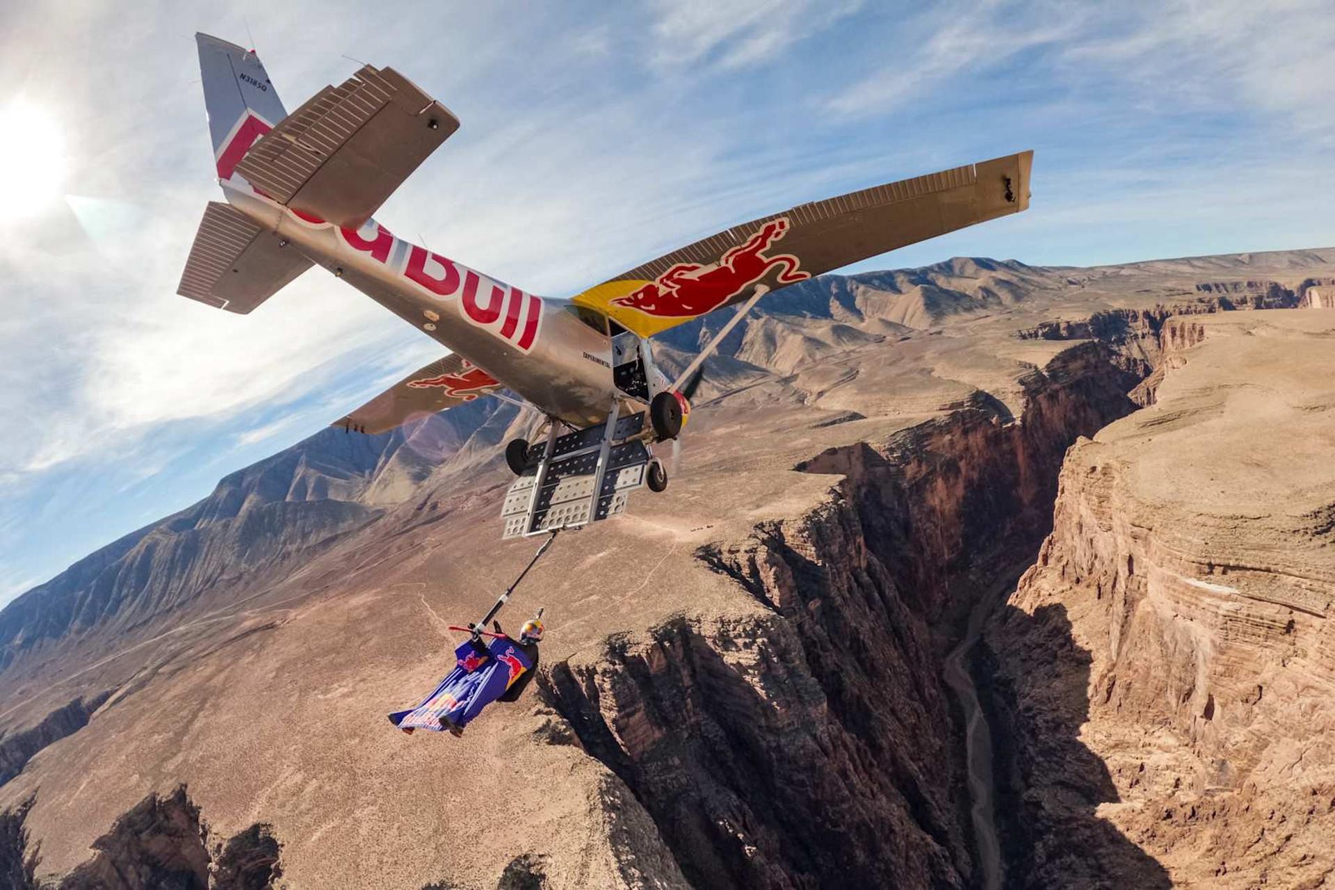 Skydiver makes history by hitching a ride on a flying airplane