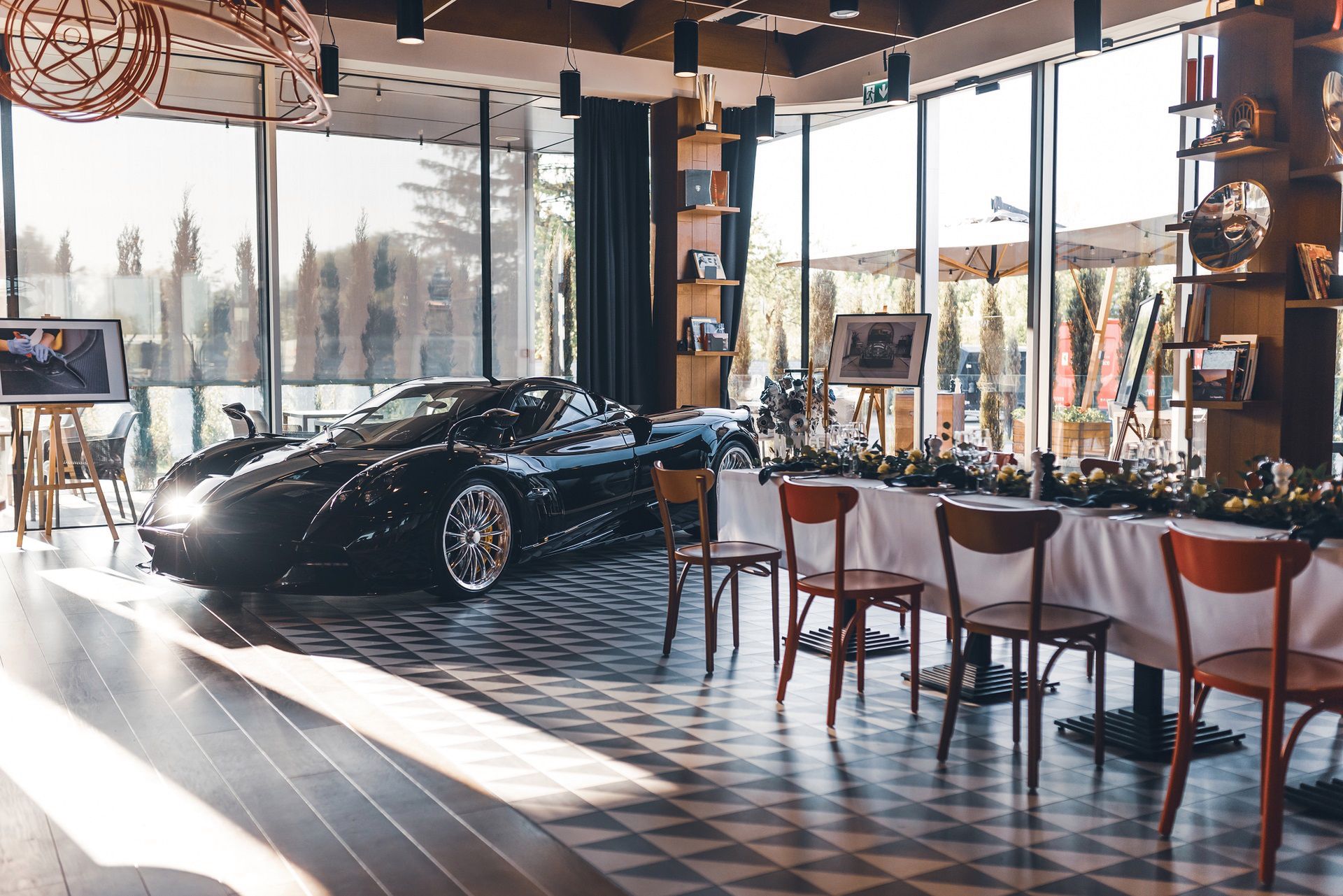 Pierwsze auto wydane przez polski salon Pagani. To Huayra Roadster za ...