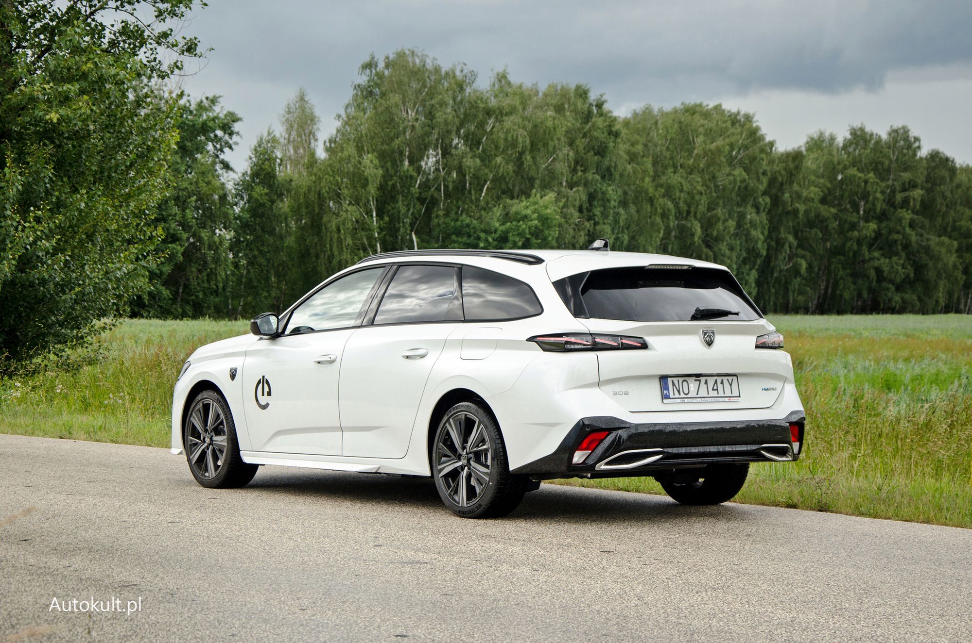 Pierwsza jazda: Peugeot 308 SW Hybrid 225 - kombi przyszłości według ...