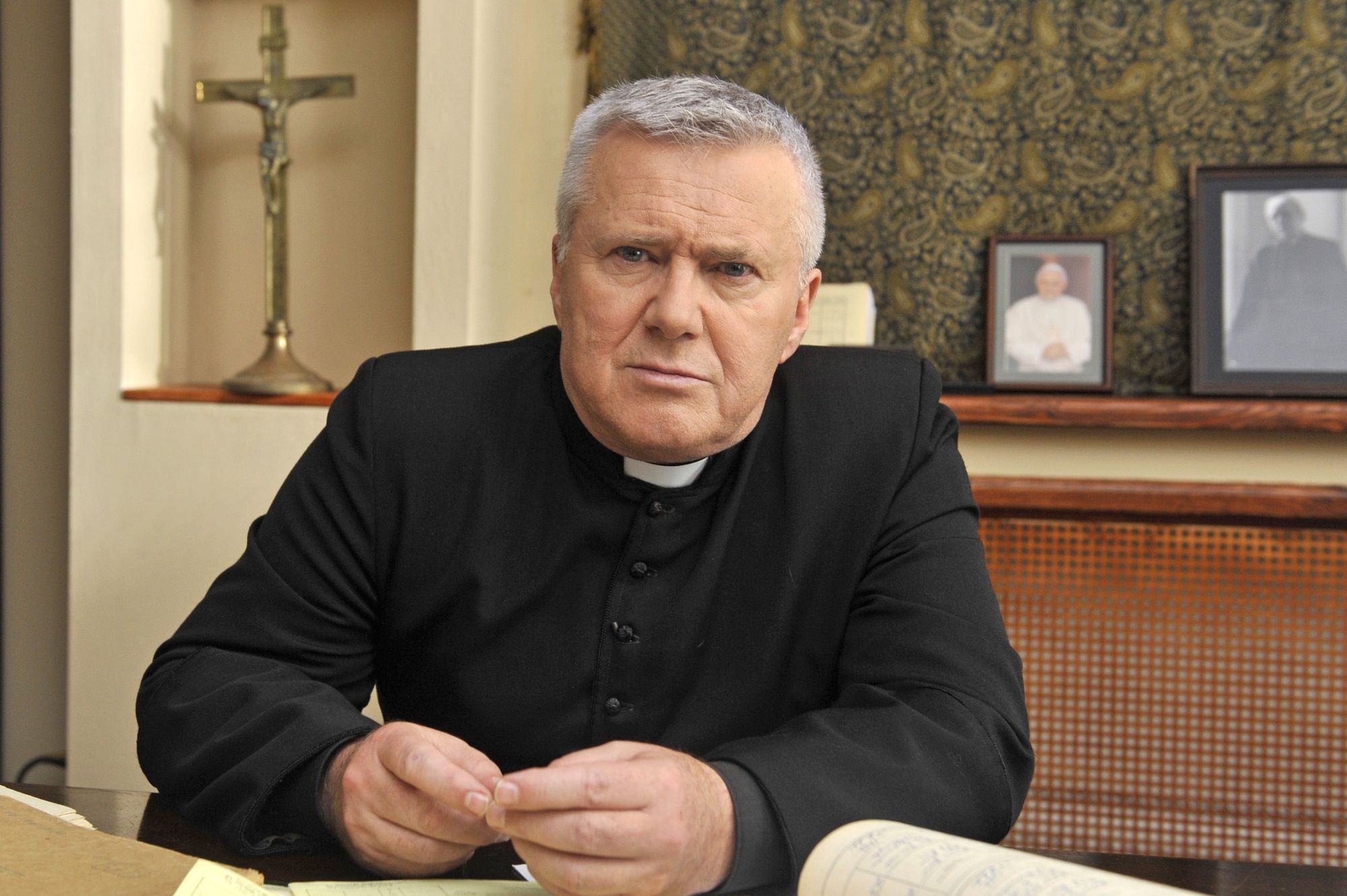 Grał proboszcza w serialu "Plebania". Dla koleżanki z planu zostawił żonę