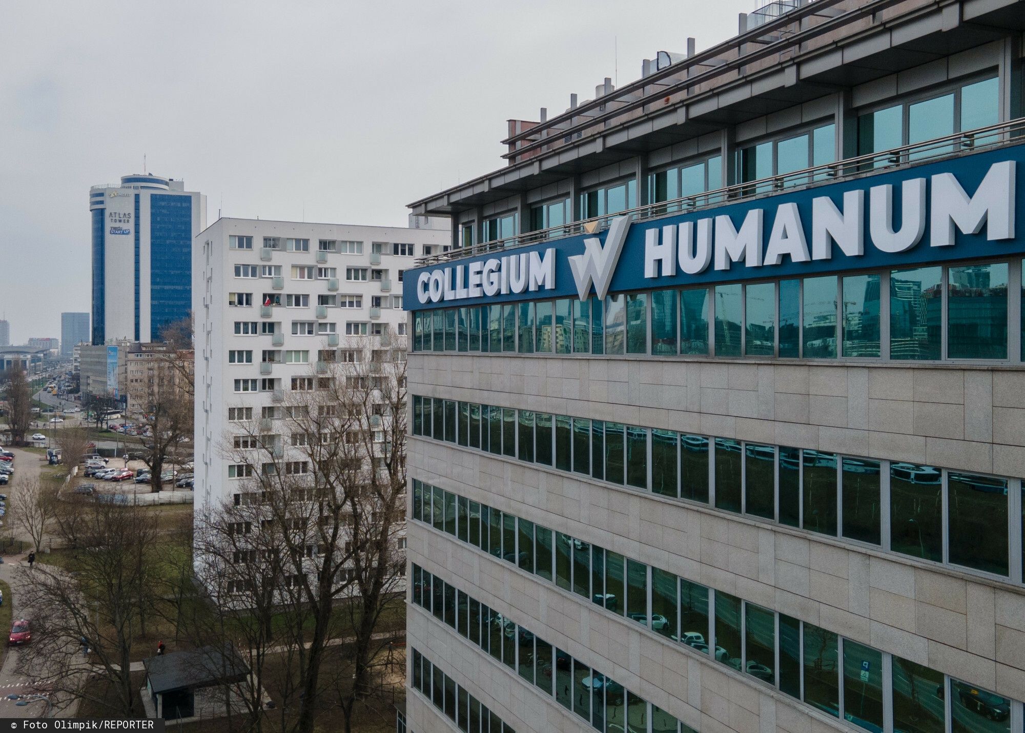 Politycy KO z dyplomem Collegium Humanum. "Rzadkością jest osoba, która ...