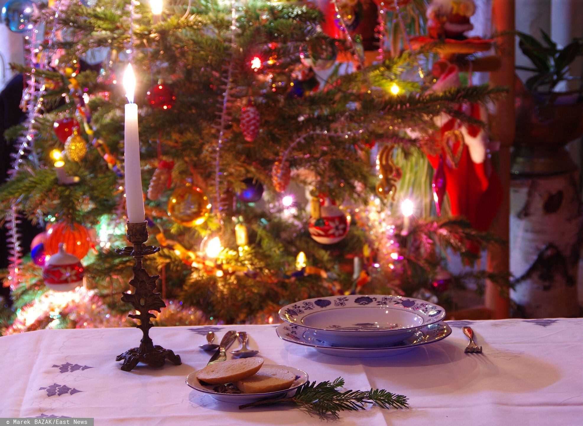 Pusty talerz przy wigilijnym stole. Dla kogo szykujemy dodatkowe miejsce?