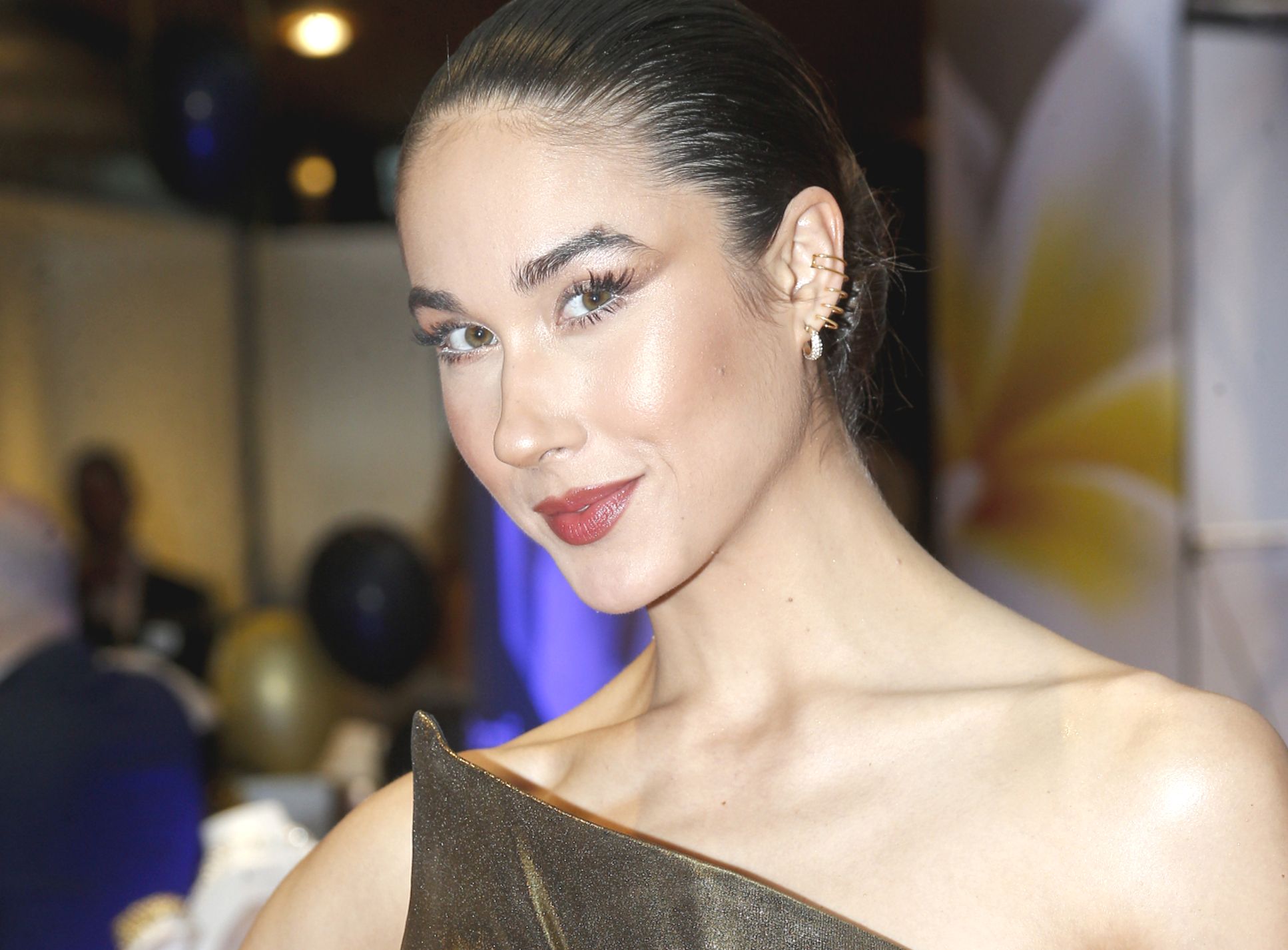 Nowakowska przebrała 2-letniego syna za powstańca. Tak gwiazda TVP uczy ...