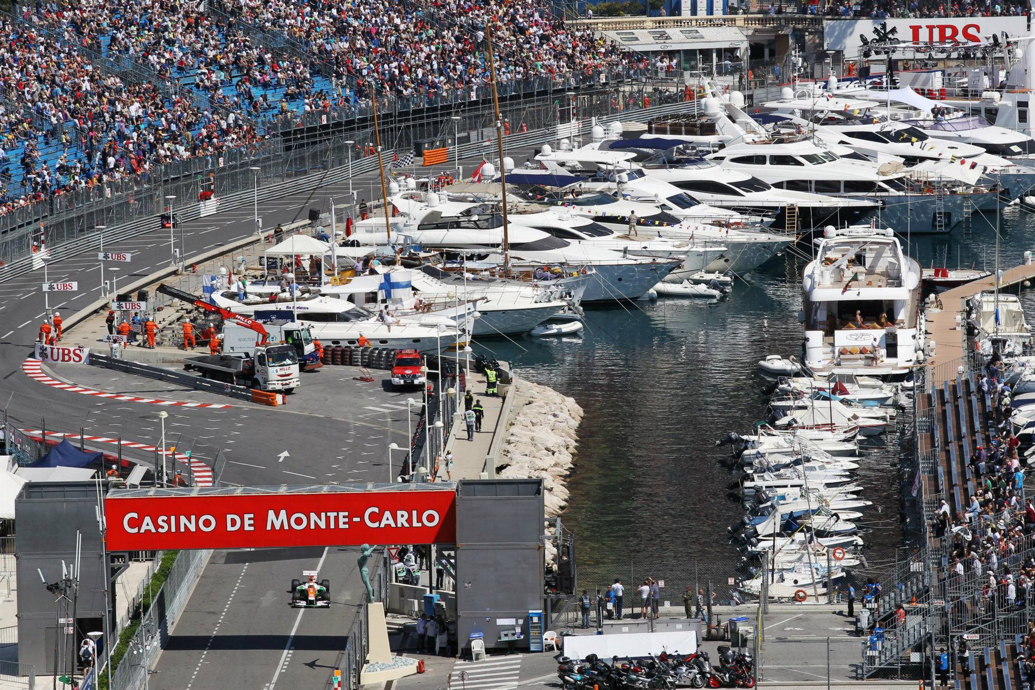 Detonacja podejrzanej paczki i zawalenie się trybuny - co się dzieje w ...