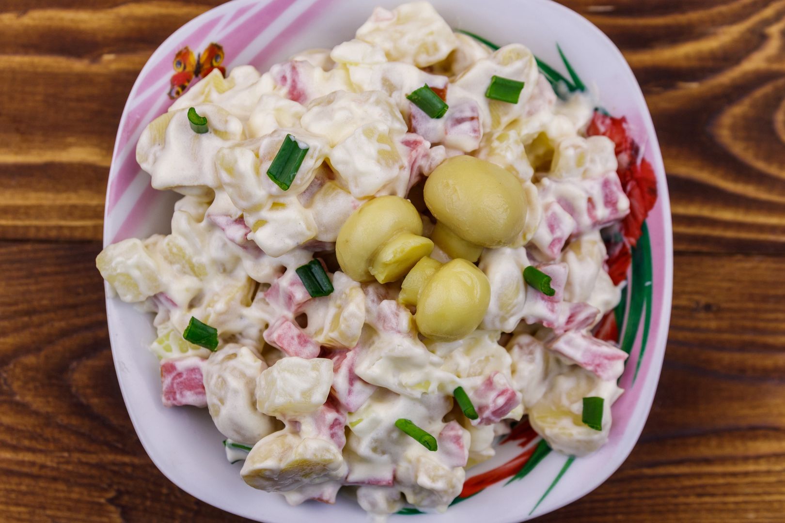 Moja siostra zawsze podaje sałatkę imieninową. Robi większą furorę niż ... Moja siostra zawsze podaje sałatkę imieninową. Robi większą furorę niż ...