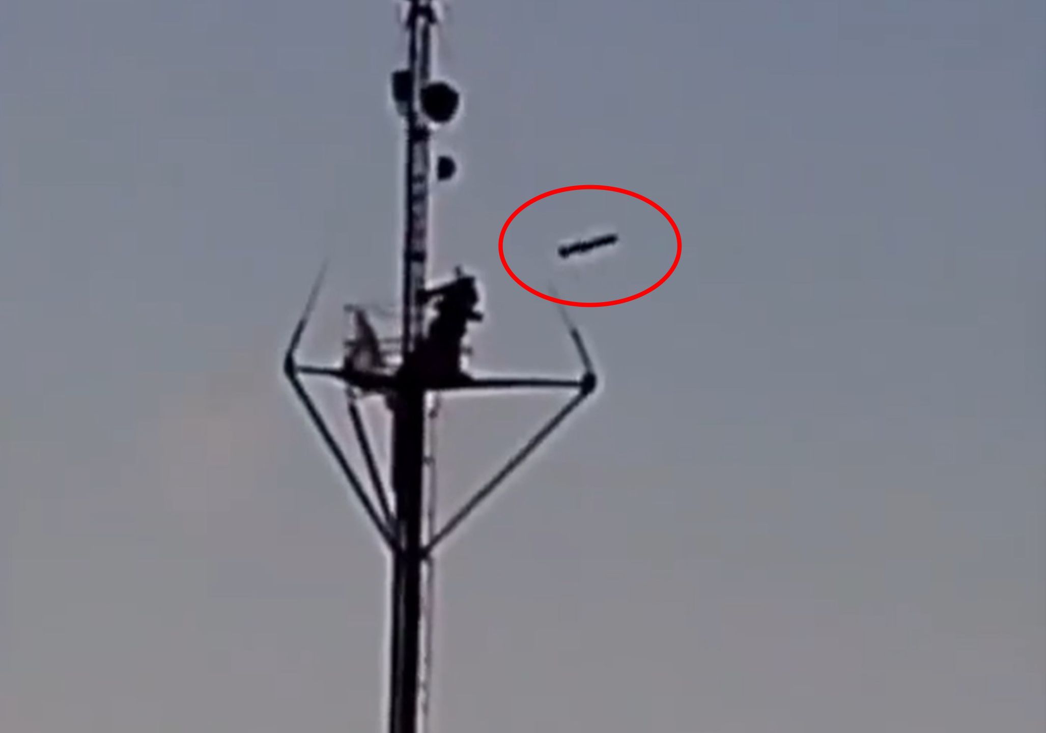 Żołnierz wspiął się na maszt. Na jego ramieniu spoczywała groźna broń