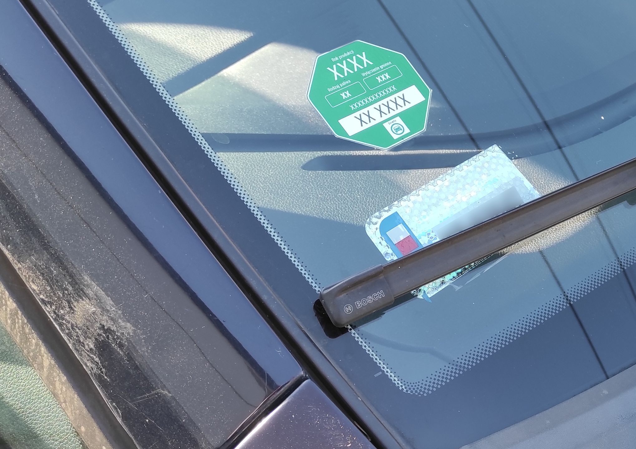 Tysiące Polaków mogło mieć problem z naklejką. Rząd szykuje rozwiązanie