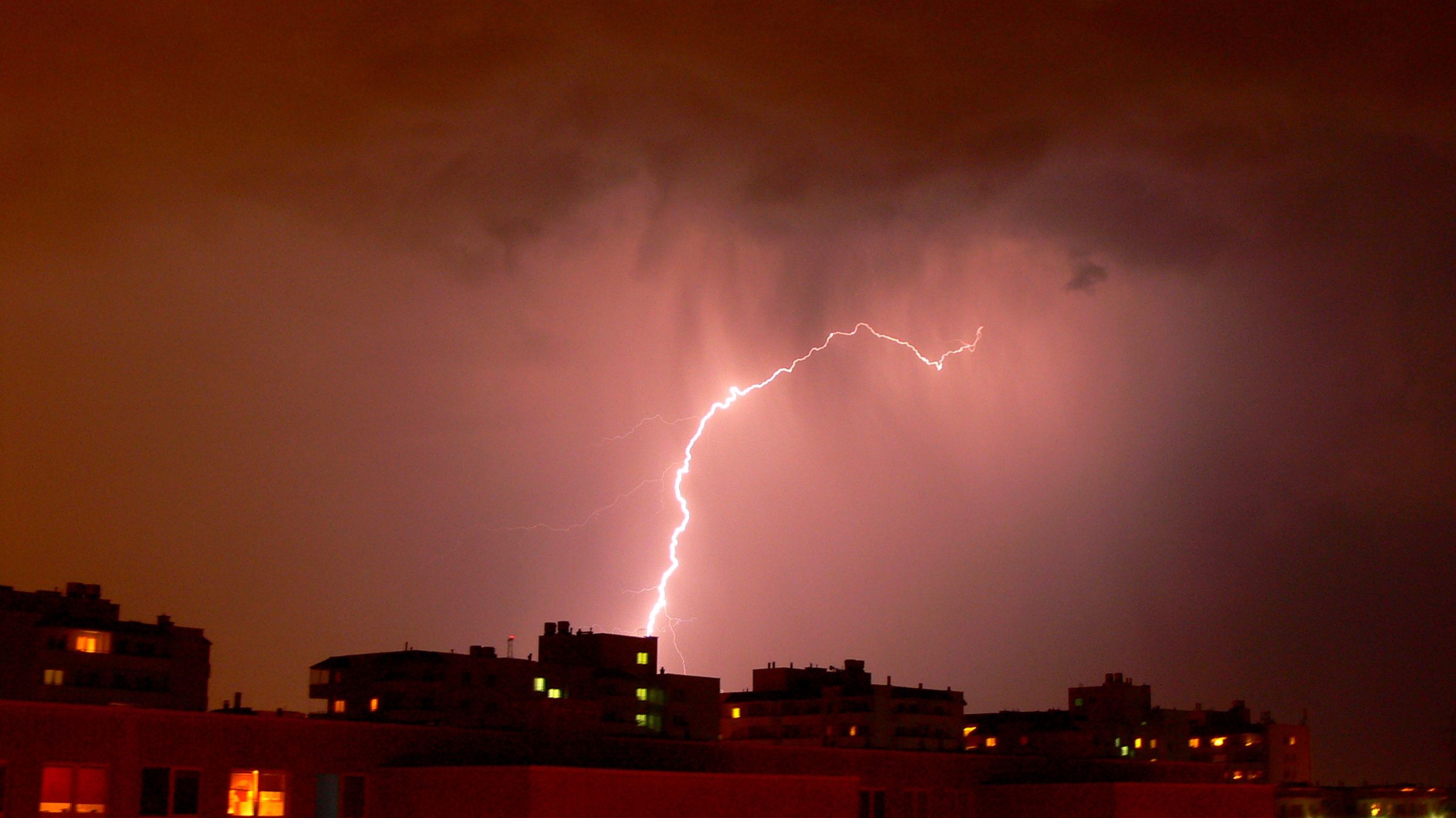 Jak zachować się w czasie burzy? Uważaj na popularne mity