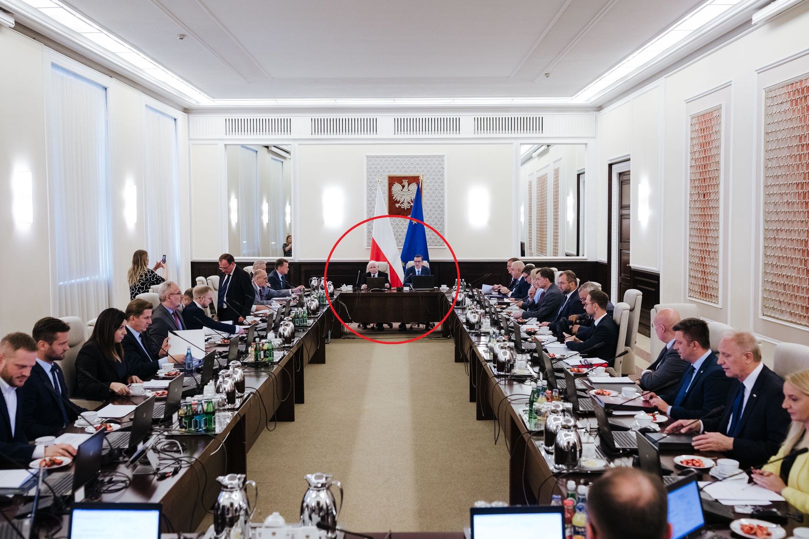 Tajemnica zdjęcia z Kaczyńskim. Polacy ocenili Tajemnica zdjęcia z Kaczyńskim. Polacy ocenili