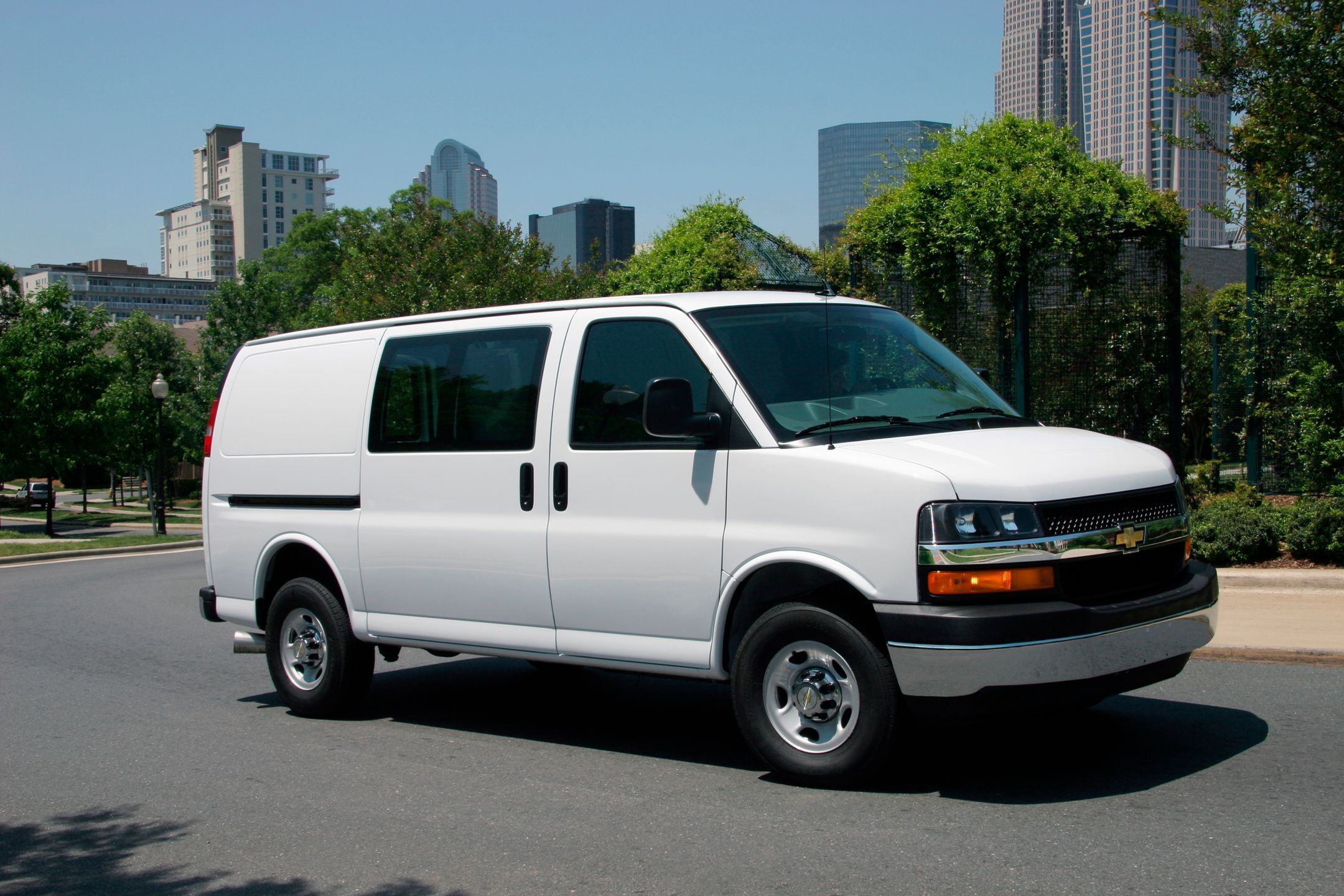 Chevy Express ma 25 lat i dalej świetnie się sprzedaje. Pod maską nowy ...