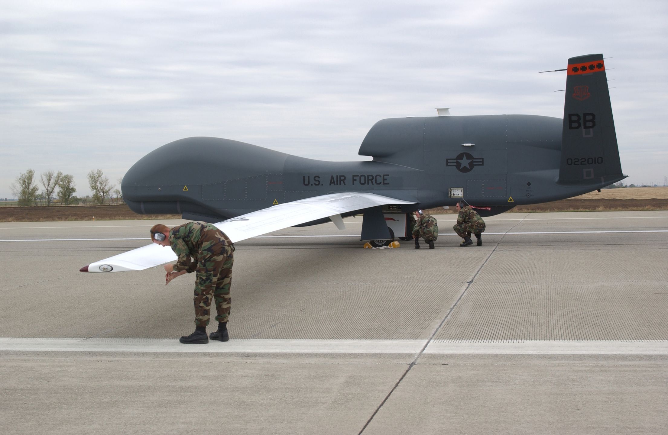 Pierwszy Polak pracujący przy Global Hawk RQ-4D. Jego zadanie jest ...